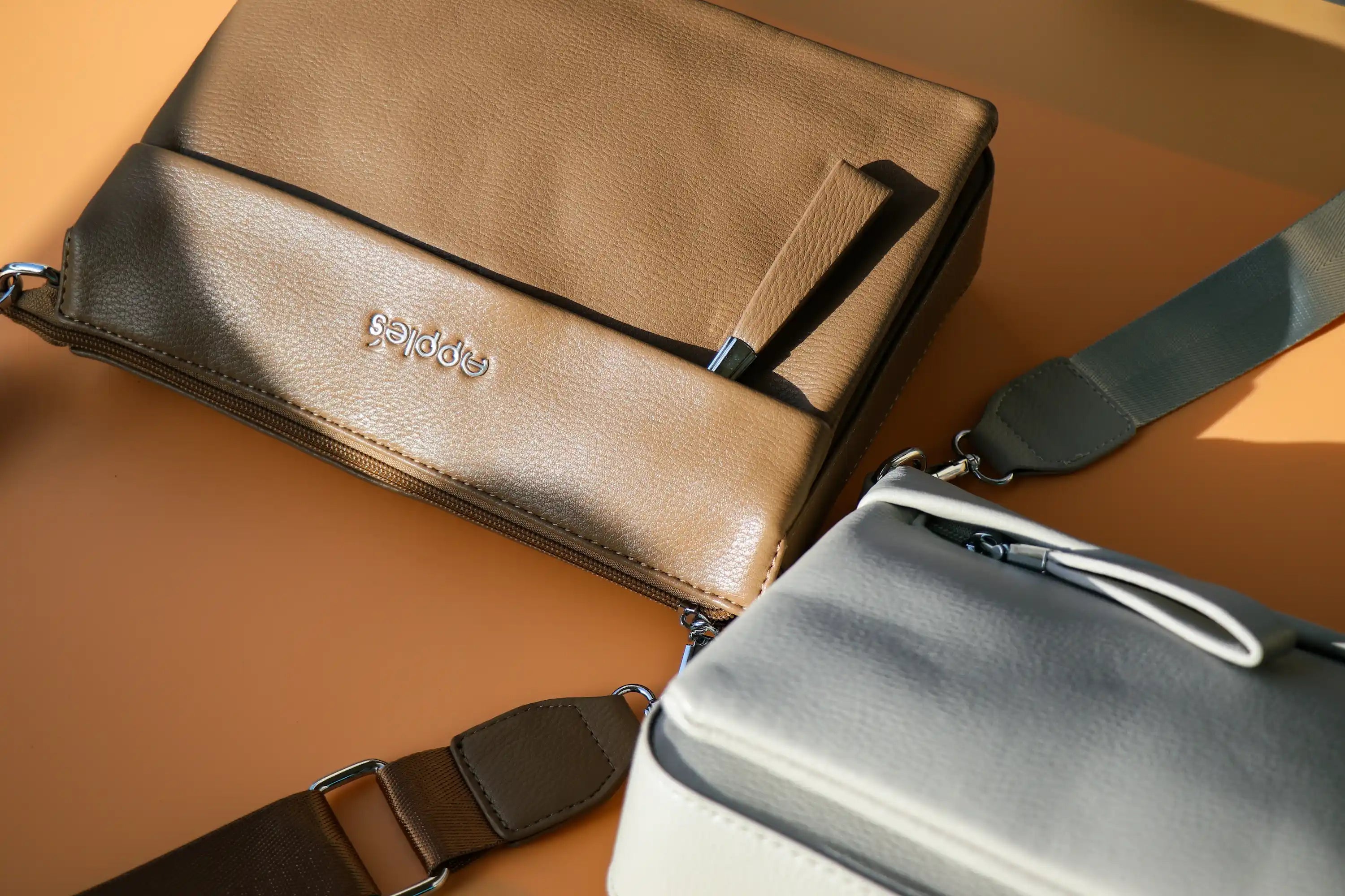 The Gentlemens Club – Apples